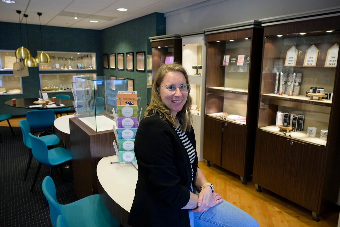 Nienke presenteert teksten met korreltje zout in pop-upstore Goor ...