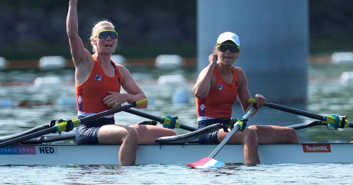 Vroeger samen in de boot, nu juicht Marike voor tweelingzus Martine ...