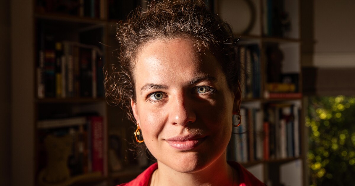 Emma tikt achternaam in computer, vindt voorouder en kan niet meer ...