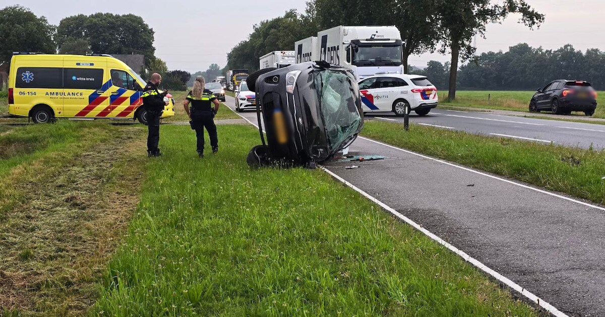 Auto over de kop geslagen na botsing met vrachtwagen op N318 bij Aalten ...