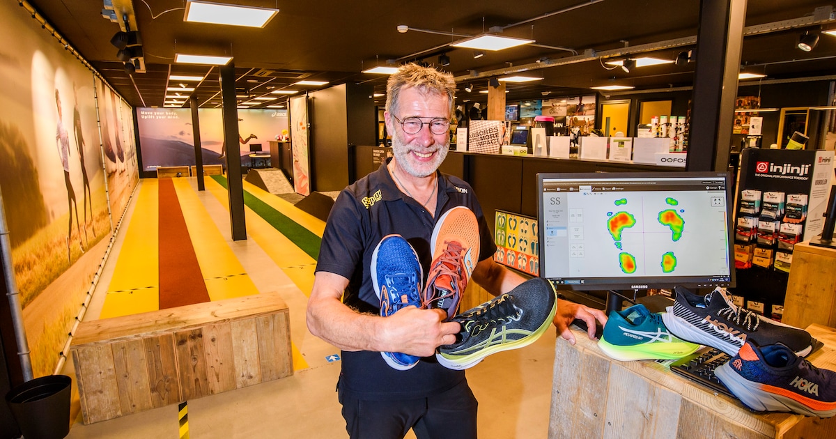 Han Vaalt bestudeert eerst de voeten en verkoopt dan pas de schoenen bij Step One in Borne ...
