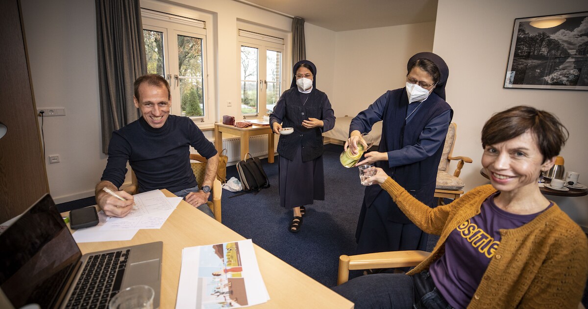 Thuiswerken in het klooster van de Zusters van Denekamp; ‘Rust in de ...