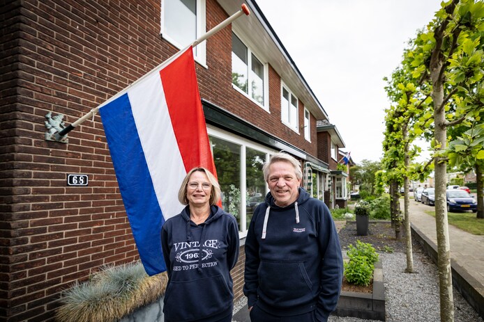 Hengelo lijkt de traditie van vlaggen te vergeten, maar Erik, Janike en ...