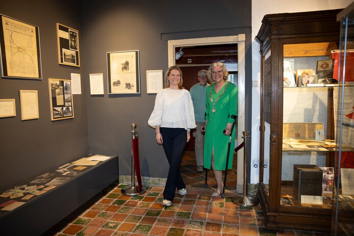 Joukje (87) fietst met vaders sabel naar het museum, maar de rit duurt veel langer dan ze denkt ...