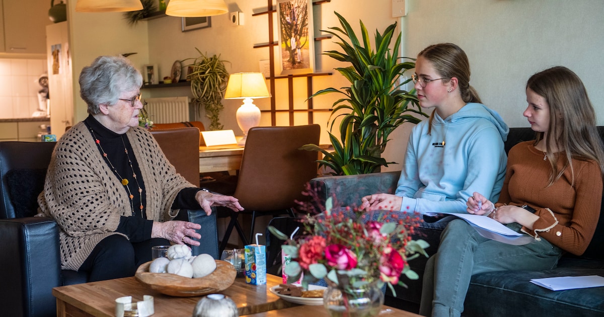 Oma Femmie (85) uit Almelo deelt haar levensverhaal met leerlingen De ...