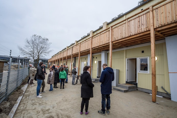Verbazing, afgrijzen en lichte euforie bij bezoek aan het nieuwe azc in ...