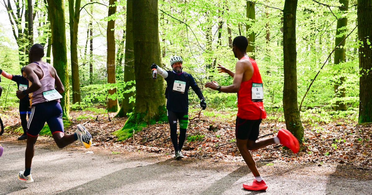 Mee als bidonaanreiker tijdens Enschede Marathon: ‘Ik heb jou aan de ...