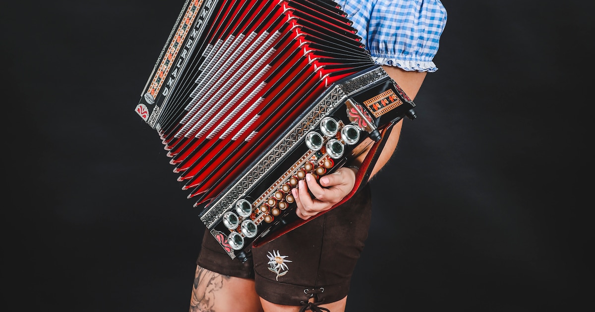 Romy (21) uit Enschede speelt harmonica: ‘Ik ben gewoon mijzelf ...