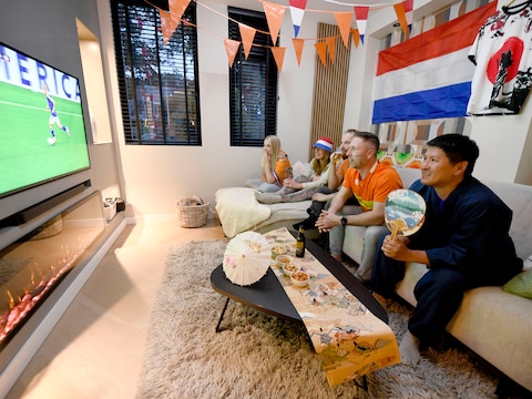 In een huis in Enschede vol Oranje is één man voor Japan: dit is Kazuya ...