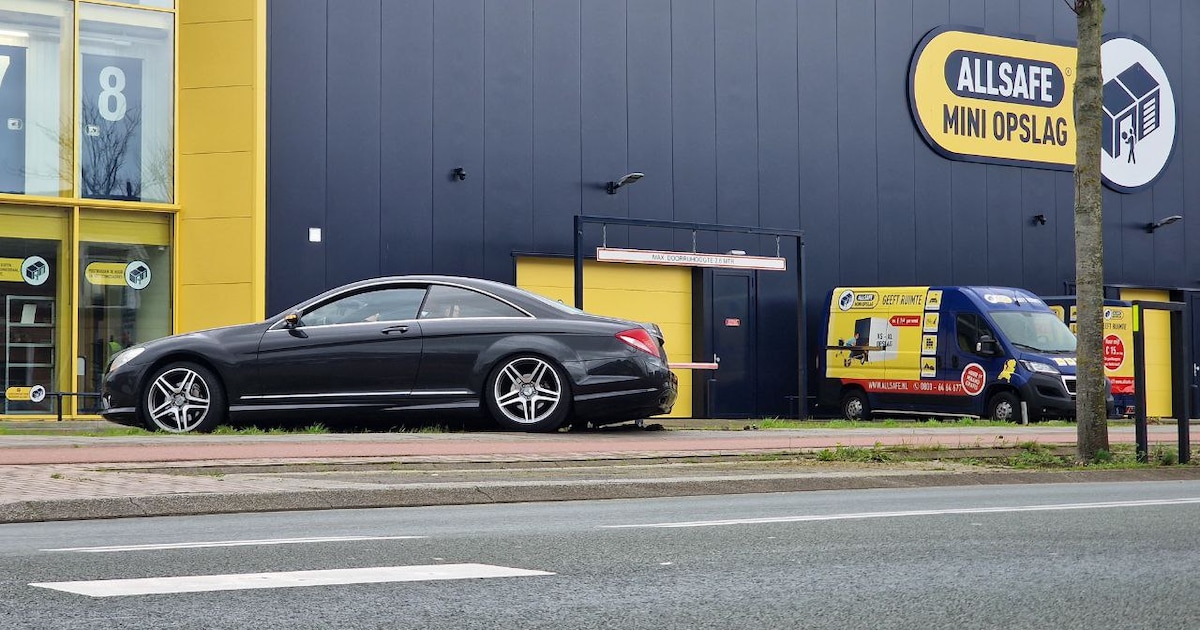 Man (55) botst op meerdere auto’s in Hengelo en wordt aangehouden na vondst vuurwapen | Hengelo ...