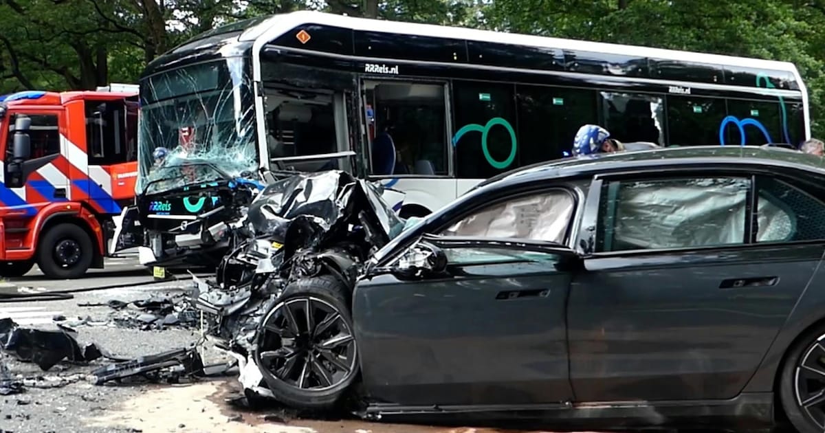 Een fonkelnieuwe BMW knalt op een lijnbus in Hengelo: dit is wat we tot ...