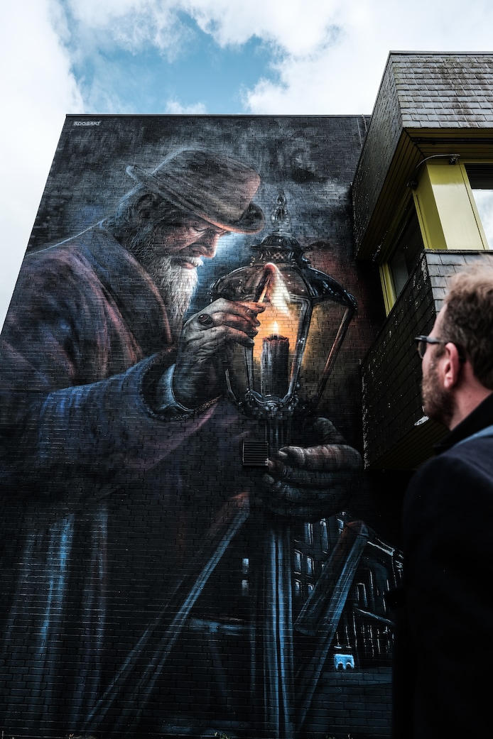 Metershoog kunstwerk onthuld in Doetinchem; maar wie is toch die oude ...