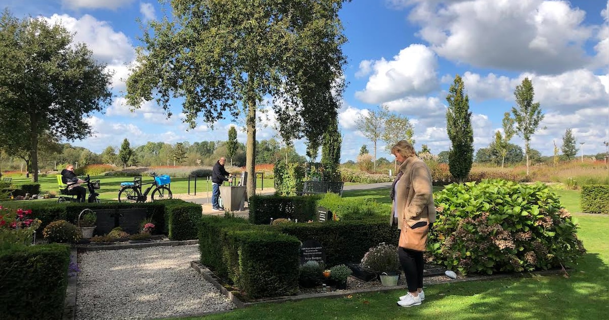 Op het graf met de urn van Peter (24) uit Oldenzaal staat een speelgoedautootje van zijn ...