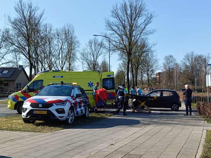 Fietser met spoed naar ziekenhuis na aanrijding in Apeldoorn | Apeldoorn | tubantia.nl