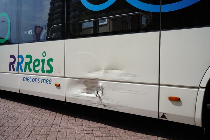 Veel schade na aanrijding tussen stadsbus en auto in Zwolle | Zwolle ...