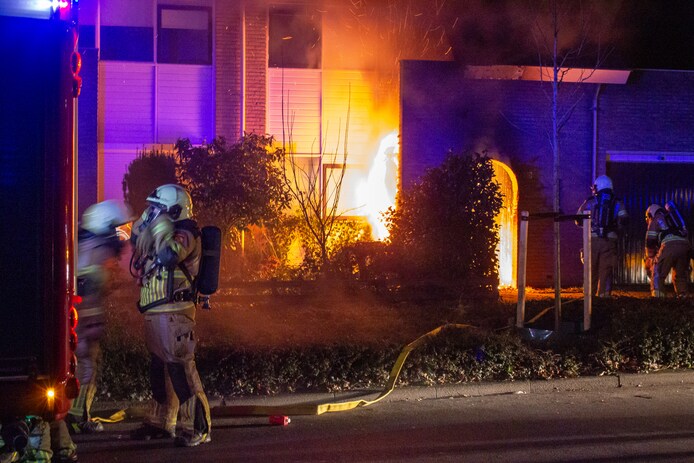 Uitslaande woningbrand in Hengelo, slachtoffer met spoed naar ...