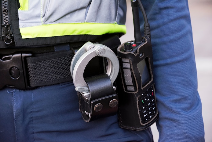 Enschedese boa’s op pad met handboeien: ‘Maar eigenlijk hebben we meer ...