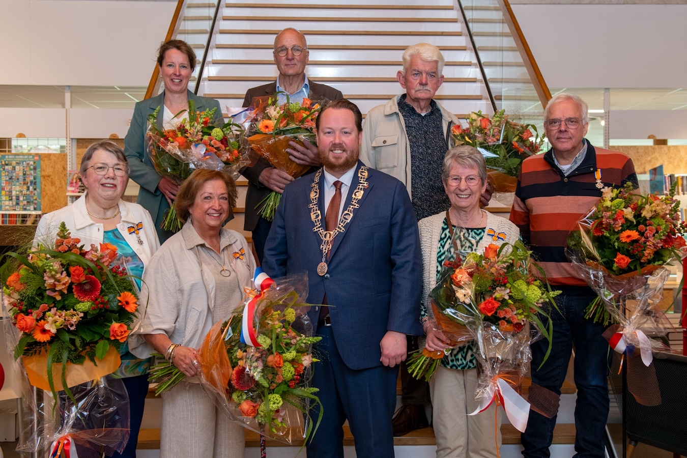 Ware lintjesregen in Losser; veertien koninklijke onderscheidingen ...