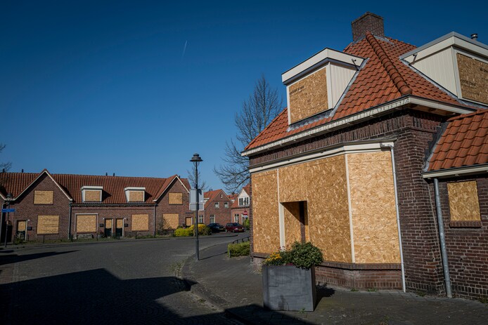 Bewoners Pathmos en Stadsveld krijgen lokale politici stil met emotioneel betoog | Wateroverlast ...