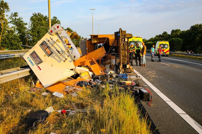 Camper volledig verwoest op A50: drie gewonden naar ziekenhuis | Apeldoorn | tubantia.nl