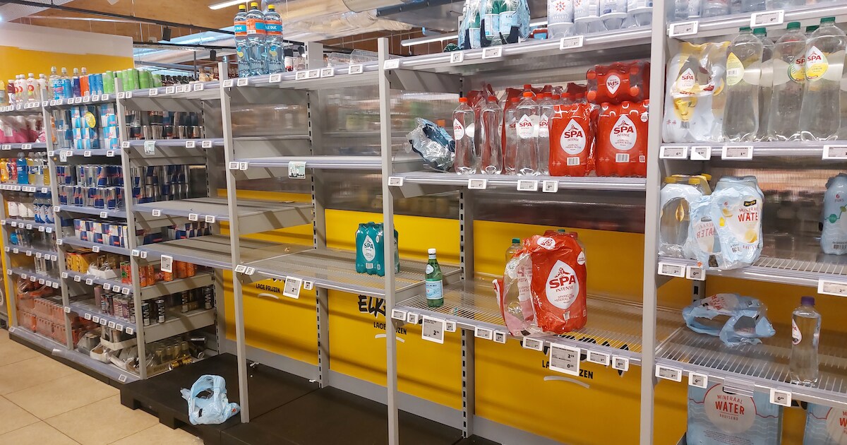 Verzorgenden met flessen water door gang en ambtenaren zonder koffie ...