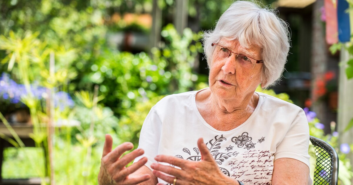 In gesprek met haar overleden man houdt Romee de eenzaamheid op afstand ...