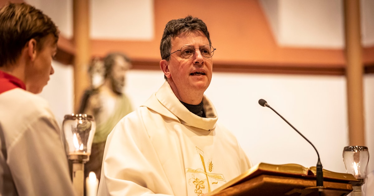 Hans Hermens (56) is de nieuwe pastoor in Tubbergen: ‘Ik had altijd al ...