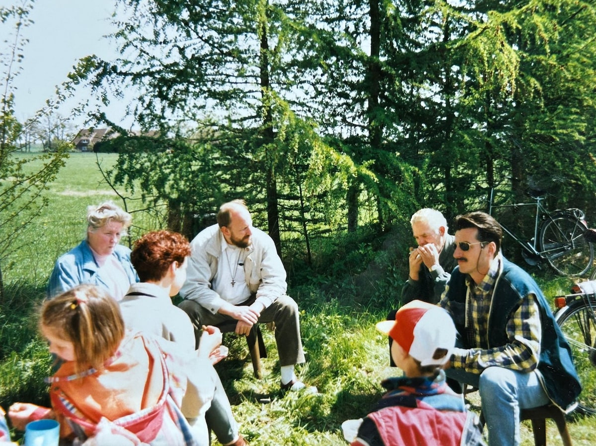 Terwijl moeder is opgenomen, sleept vader hun dochtertje Evelien (9) sekte Pater Pio in: ‘Dwang ...