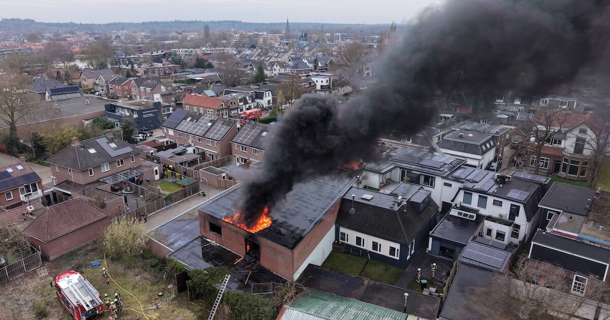 Grote uitslaande brand in loods achter woningen in Nijverdal; brandweer ...