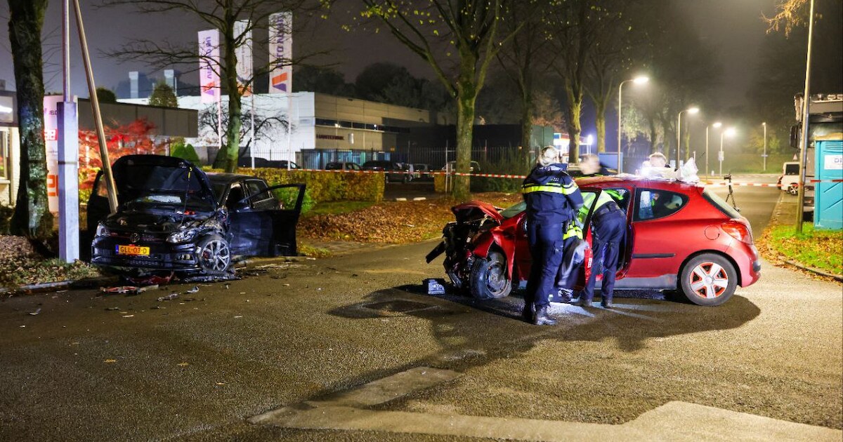 Zware aanrijding in Enschede, één persoon naar ziekenhuis | 112 nieuws Enschede | tubantia.nl