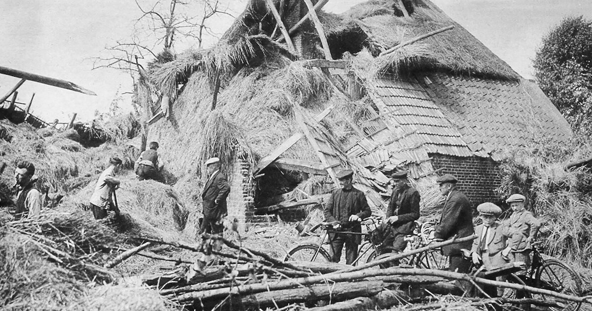 Broeder Marcus wordt aan zijn pij de lucht ingezogen | Berkelland ...