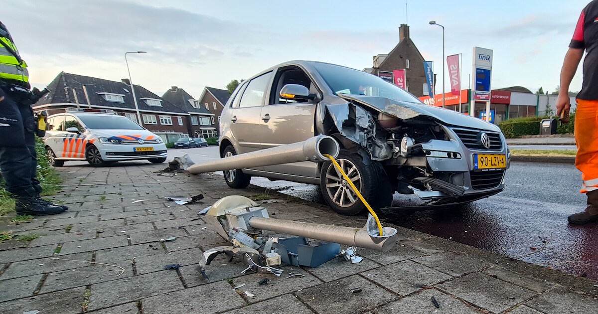 Auto vliegt uit de bocht en ramt lichtmast | Enschede | Tubantia.nl