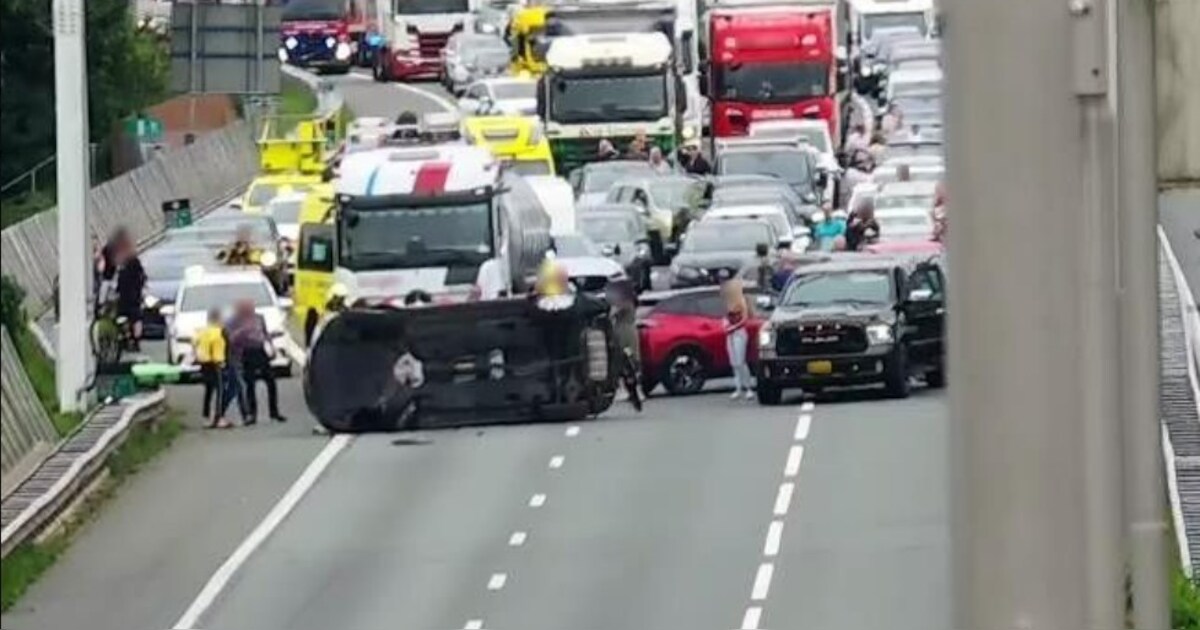 Zwaar ongeluk met vier voertuigen op A28 bij Zwolle, man (29) raakt gewond | Zwolle | Tubantia.nl