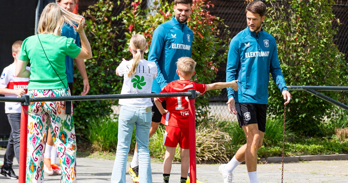 Spelers FC Twente weten dat ze op vakantie niet alleen maar op het ...