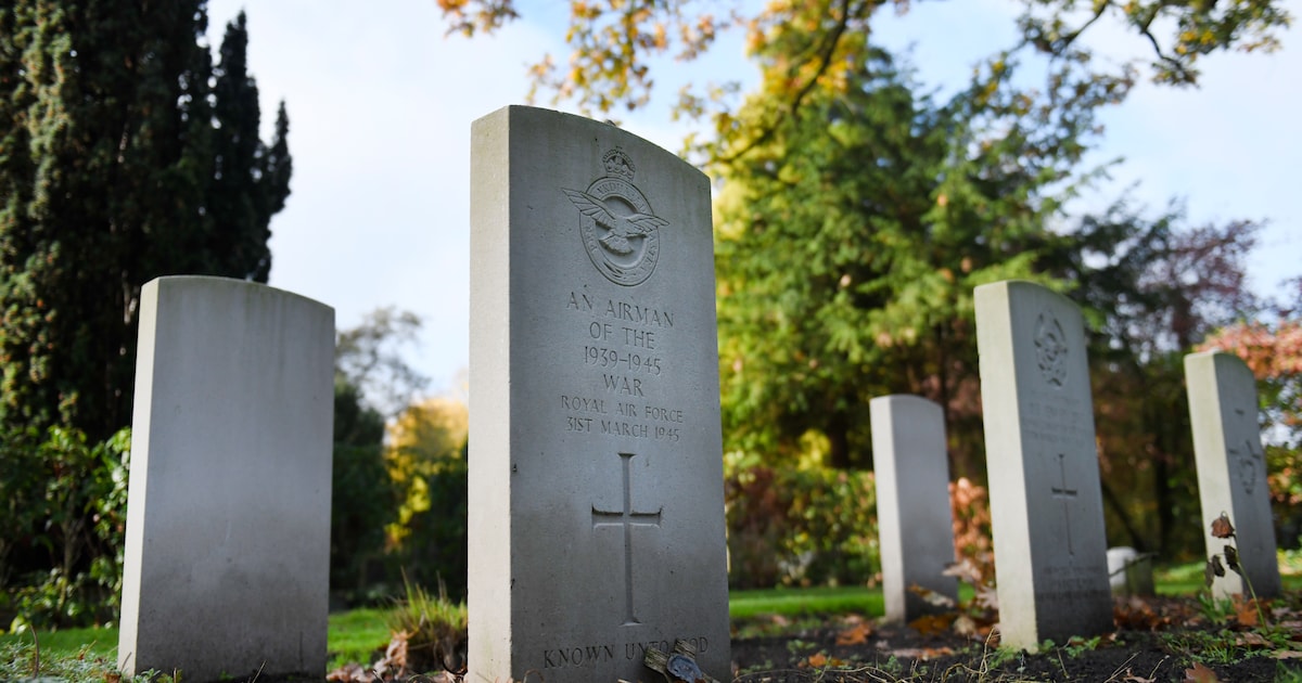 Vliegtuigberging met zwarte rand in Enschede: kleding werd van lijf ...