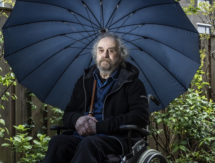 Richard wacht op zijn lieve vader, maar die blijkt een ‘nazi-klootzak ...