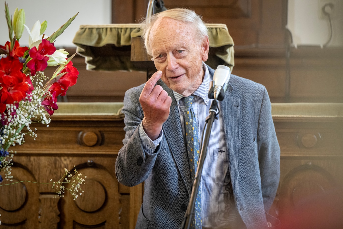 Terwijl Duitse officier kamer in haar huis in Borne inneemt, verstopt ...