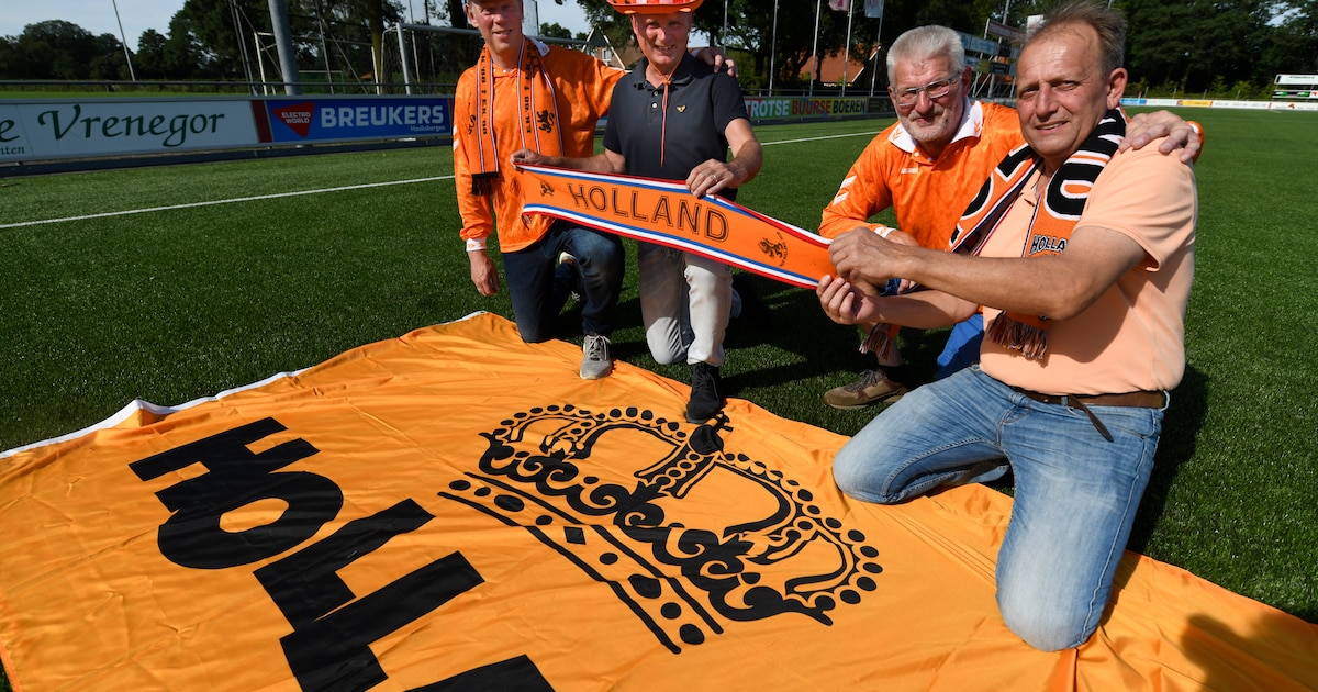 De moeder van Paul naaide het immense spandoek uit Buurse dat tijdens ...