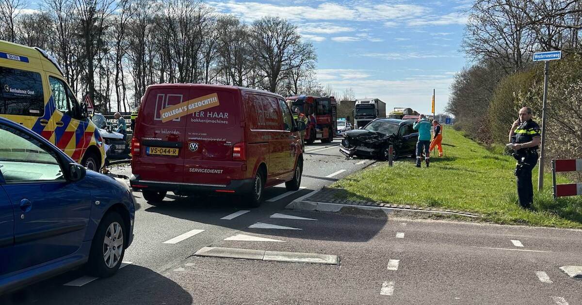 Twee gewonden bij frontale botsing op N35 bij Nijverdal, weg richting Wierden voorlopig dicht ...