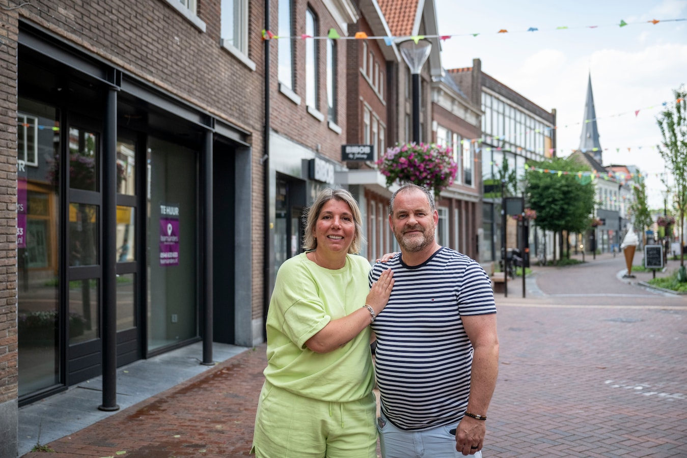 Iris en Robert moesten hun woonwinkel sluiten in Almelo: 'Doe wat aan die overlast!' | Foto ...