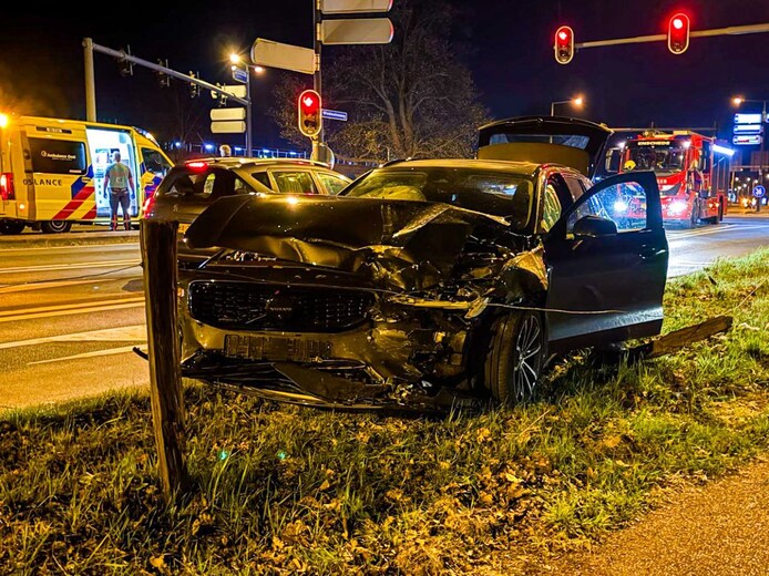 Auto's zwaar beschadigd na ongeluk op kruising in Enschede | 112 nieuws Enschede | tubantia.nl