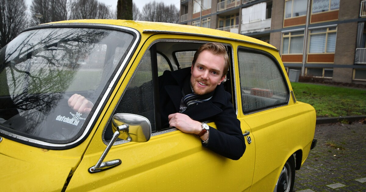 Daar komt de jonge dominee Nick, in zijn knalgele Daf naar Den Ham ...