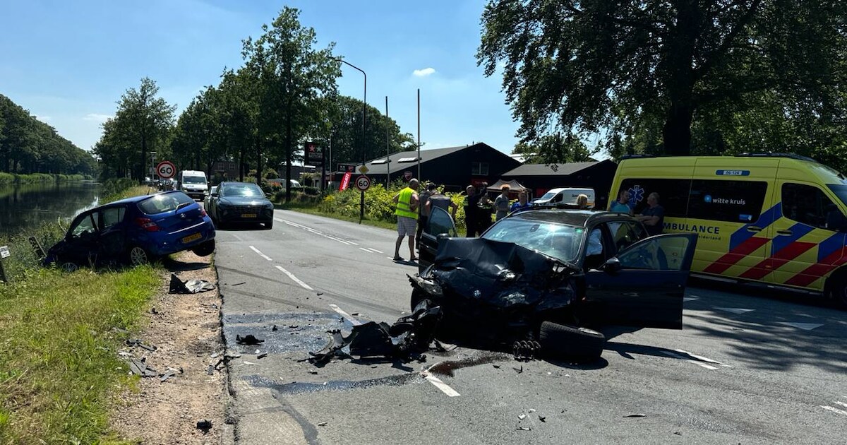 Ravage na aanrijding op ‘dodenweg’ bij Loenen, hekje langs kanaal voorkomt nat pak | Apeldoorn ...