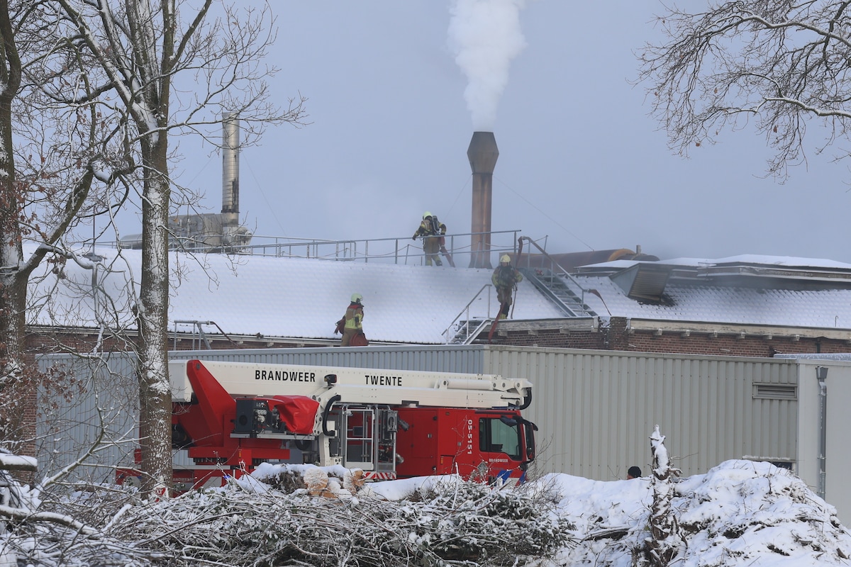 Brand in machine bij TenCate in Nijverdal, ook deel van dak in brand ...
