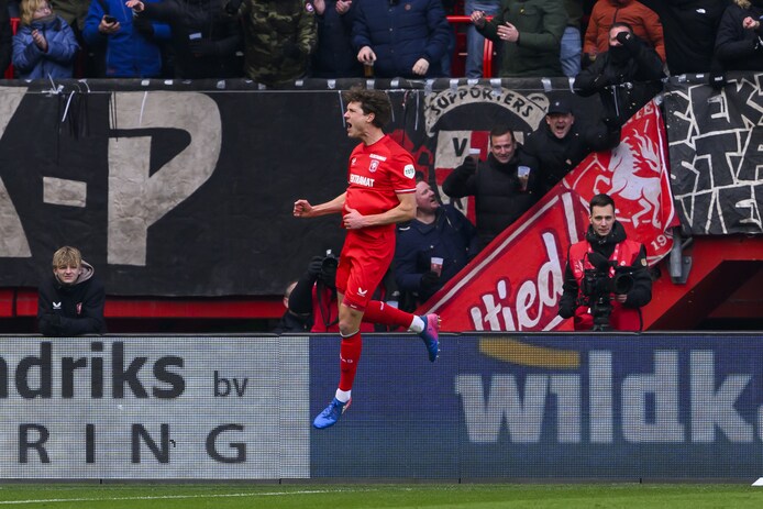 Zo heel af en toe heeft FC Twente-spits Sam Lammers iets van Dennis Bergkamp, zijn grote ...