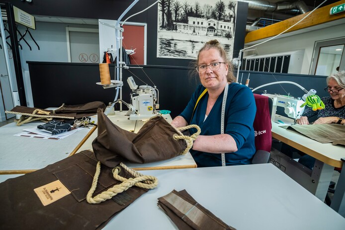 Amanda pijnigt haar vingers als ze tassen maakt van Lattrops molendoek ...