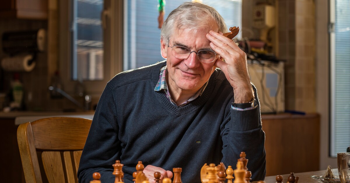 Fetze Elgersma traint jeugd van Hengelose schaakvereniging Minerva: ‘Ik ...