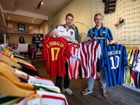 Enschedese broers openen pop-upstore met meer dan duizend voetbalshirts ...