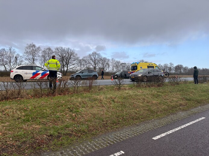 Kopstaartbotsing bij Wierden zorgt voor vertraging op N35, auto's lopen ...