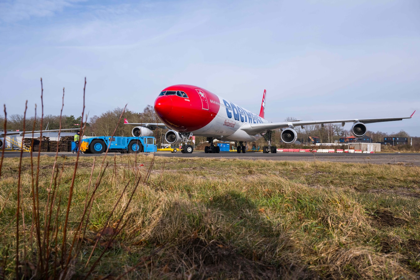 Alweer spektakel op het vliegveld: na blauwe Boeing landt een ...